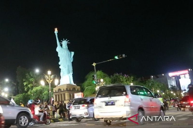 Bangun Patung Liberty, Jam Big Ben, dan Kincir Angin Belanda: Kota ...